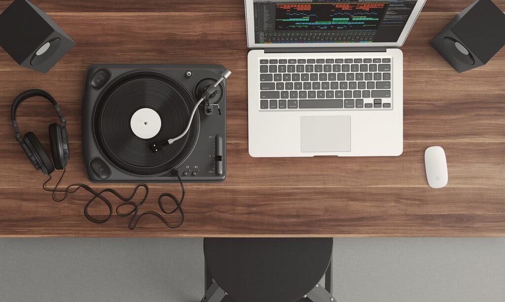 How to Use a Crossfader for Scratching - Play House